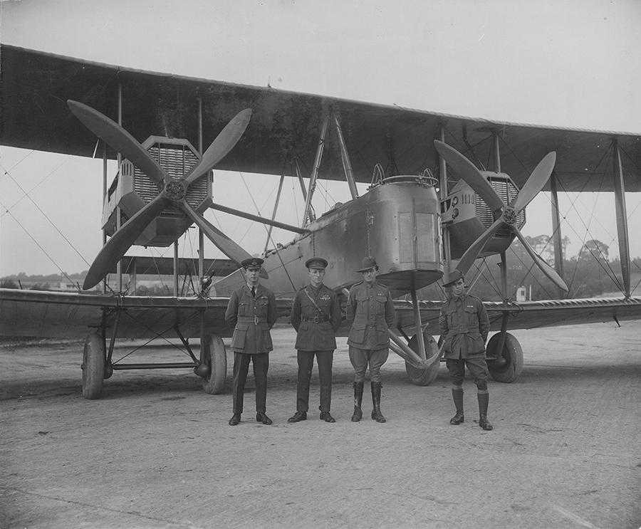 The Vickers Vimy with Ross and Keith Smith, Jim Bennett and Wally ...
